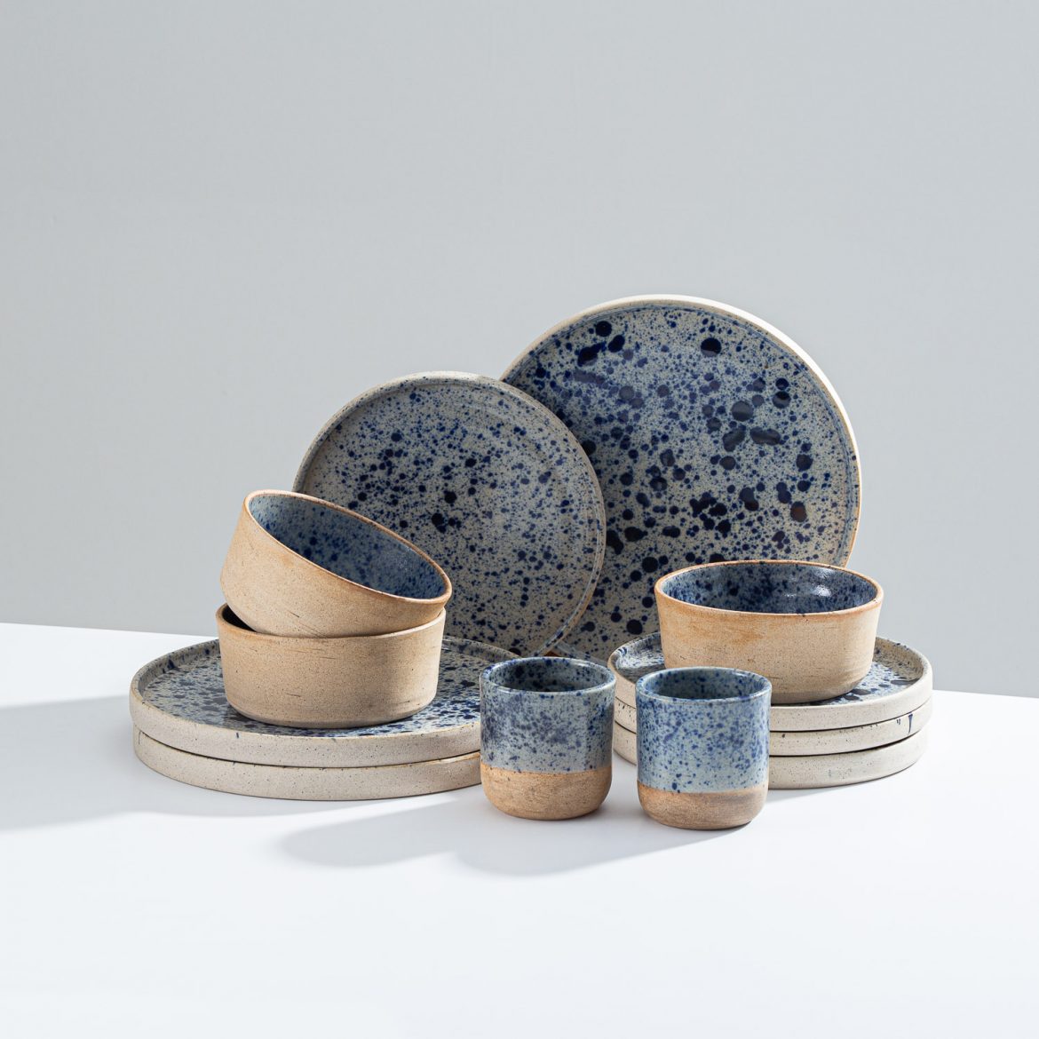 Vajilla Plana con Borde Jaspeado Azul – Makario Cerámica
